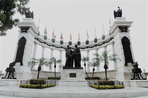 건축 고전 건축 공공 예술 과야 스 과야 킬 관광 구슬 국가의 자존심 기념물 깃발 깃발 표시 남아메리카 눈에 보이는 랜드마크 도시 광장 도시 풍경