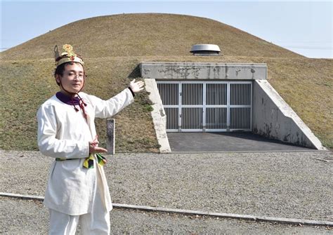3年半ぶりに石室を公開する王塚古墳を案内する王塚装飾古墳館の学芸員 福岡桂川町の王塚古墳3年半ぶり公開 4月1516日各160