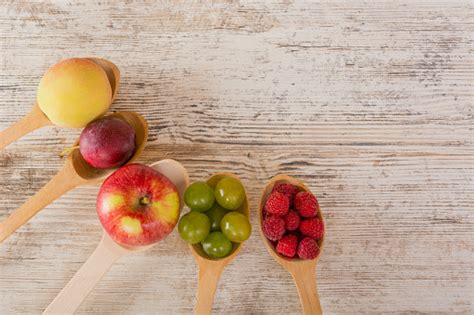 복숭아 라즈베리 매 화 사과 포도 흰색 나무 배경에 나무 숟가락에 누워 0명에 대한 스톡 사진 및 기타 이미지 0명 6월 7월 Istock