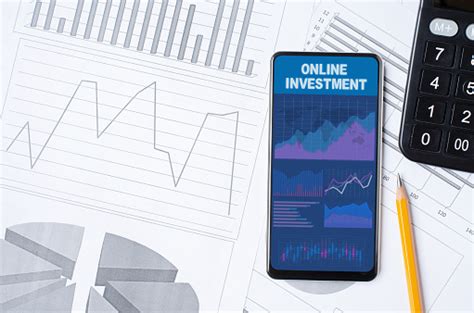 온라인 투자 그래프와 차트의 배경에 모바일 응용 프로그램과 스마트 폰 복사 공간 0명에 대한 스톡 사진 및 기타 이미지 0명 개념 계산기 Istock