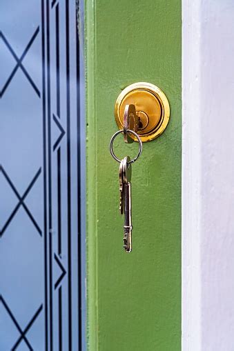 열쇠 고리에 매달려있는 다른 사람들과 함께 집 현관문에 열쇠 0명에 대한 스톡 사진 및 기타 이미지 0명 개발 건축물 Istock