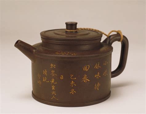 宜兴窑杨彭年款紫砂描金山水诗句壶 故宫博物院