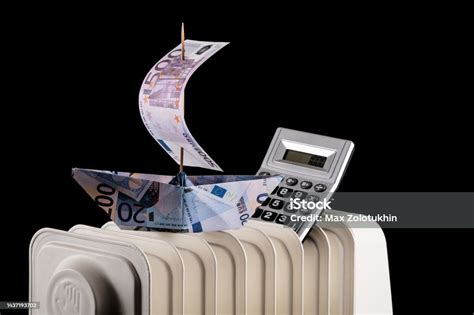 다양한 유로 지폐로 만든 상징적 인 종이 보트와 전기 라디에이터에 500 유로 지폐로 만든 돛 0명에 대한 스톡 사진 및 기타 이미지 Istock