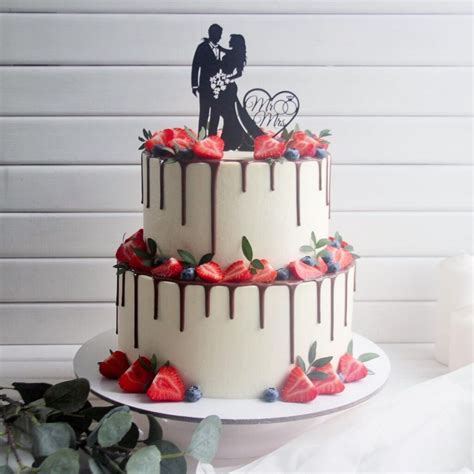 Весільний торт прикрашений зеленим листям на замовлення Київ