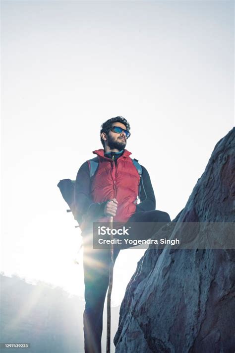 빨간 스노우 재킷을 입은 젊은 여행자와 파란색 고립 된 배경에 서있는 배낭 자신있게 하늘을 올려다보는 것 자신감과 성공 개념 계곡에 대한 스톡 사진 및 기타 이미지 Istock