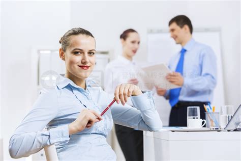 办公室高清图片商人和女实业家在办公室有交谈合作伙伴人像图片免费下载格式5760像素编号39537688 千图网