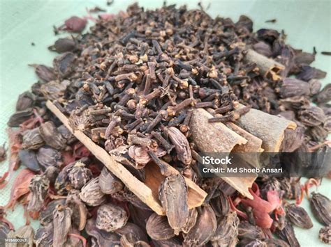 베이 리프에 다양한 향신료 인도 요리사 동상이있는 가람 마살라 재료 인도 향신료 믹스 가루로 빻은에 대한 스톡 사진 및 기타 이미지 가루로 빻은 건조한 계피 Istock