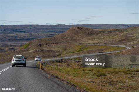 남부 피요르드 아이슬란드에서 자동차와 푸른 하늘이 있는 자갈 길 계곡에 대한 스톡 사진 및 기타 이미지 계곡 고속도로 관광 Istock
