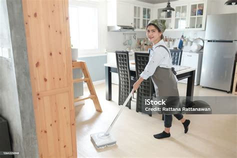 Seorang Pembantu Muda Membersihkan Rumah Dengan Pel Ada Latar Belakang
