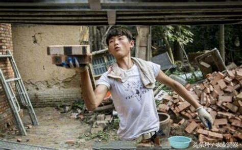 17歲的少年工地搬磚，一家4口就靠他1人支撐，生活需要關愛！ 每日頭條