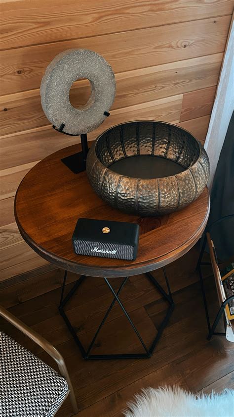 가구 갈색 구조 깨끗한 꽃병 낮 내부 높은 각도 다른 단순한 둥근 디자인 디테일 램프 모양 목 목조