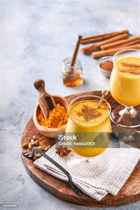 심황 황금 우유 라떼계 스틱과 꿀 건강한 아유르베다 음료 채식주의 자를 위한 향신료가 있는 트렌디한 아시아 천연 해독 음료 공간을 복사합니다 가루로 빻은에 대한 스톡 사진
