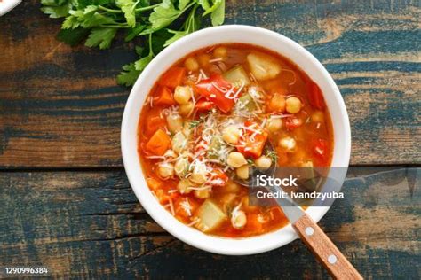 야채 수프 그릇 다양한 야채 백리향 파마산 치즈를 곁들인 토스카나 토마토 병아리콩 수프 미네스트로네 수프에 대한 스톡 사진 및 기타 이미지 Istock