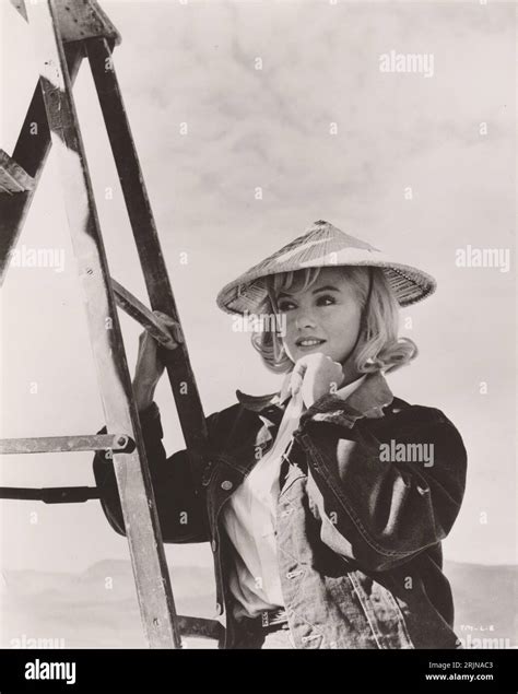 Marilyn Monroe Candid Behind The Scenes On Misfits United Artists1961