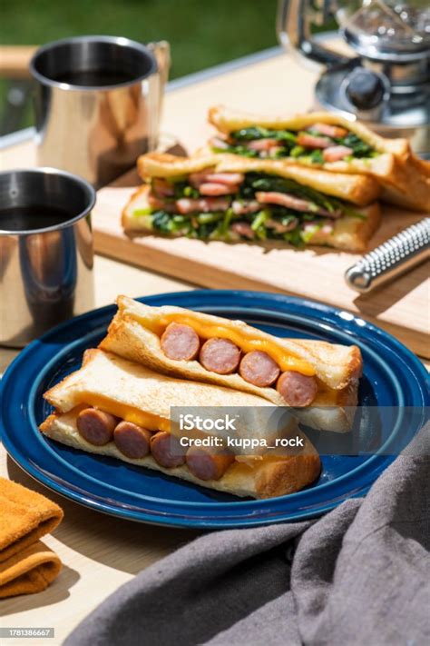 야외에서 준비하고 즐기는 클래식 핫 샌드위치 캠핑 식사 그림자에 대한 스톡 사진 및 기타 이미지 그림자 랜턴 레저 활동 Istock