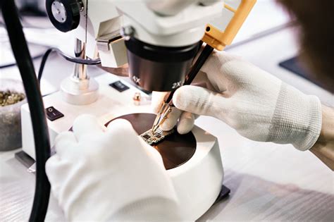 현미경을 사용 반도체 장치입니다 클로즈업 현대 스마트폰 수리 서비스 작업자의 손 수리 및 서비스 개념입니다 Stem 주제에 대한