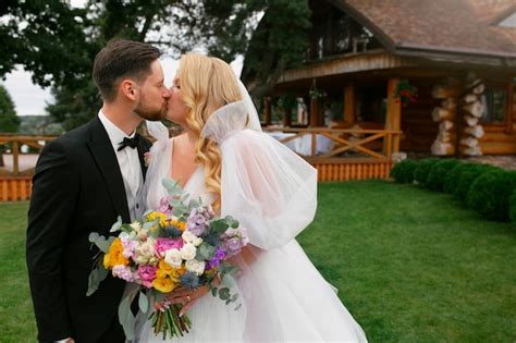 야외에서 포즈를 취하는 측면 보기 커플 무료 사진