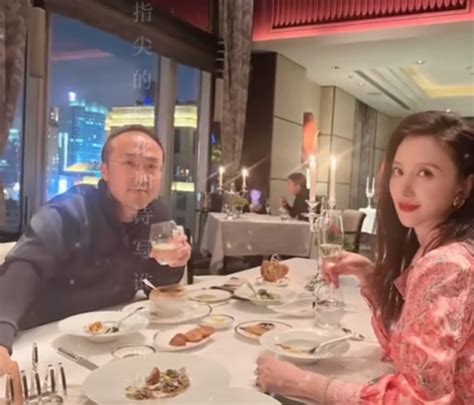 张萌的老公是谁张萌与富豪老公过情人节穿着泳衣长腿抢镜男方送两大袋礼物 人物集