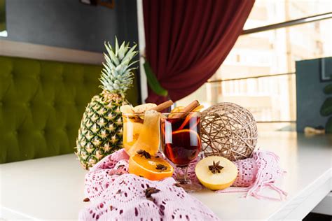 파인애플 계피 사과 오렌지 스타 아니스 멀드 와인 그루그 및 계절 장식테이블에 뜨거운 알코올 음료를 펀치 제철 향신료 음료 0명에 대한 스톡 사진 및 기타 이미지 Istock