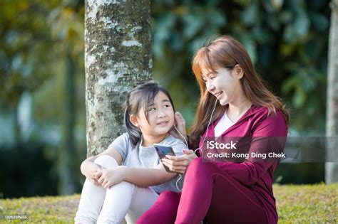 아시아계 중국인 어머니와 딸이 공공 공원에서 유대감을 쌓고 있습니다 딸에 대한 스톡 사진 및 기타 이미지 딸 말레이시아 어머니 Istock