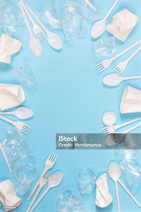 플라스틱 기구 안경 포크 파란색 배경에 숟가락 평평한 누워의 집합입니다 플라스틱 폐기물 재활용의 개념 수집 생태 환경 관리 0명에 대한 스톡 사진 및 기타 이미지 Istock