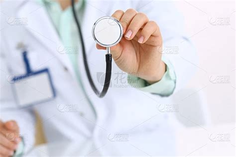 不明医生手持听诊器头部，特写。医疗帮助和医疗保险，最佳治疗和医学理念素材 花瓣网