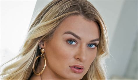 Hình Nền đàn Bà Mô Hình Pornstar Nữ Diễn Viên Nhìn Vào Người Xem Mắt Xanh Vàng đối Mặt