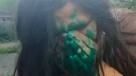 Спортики поймали молодую закладчицу в лесу и раздели Наказание закладчицы