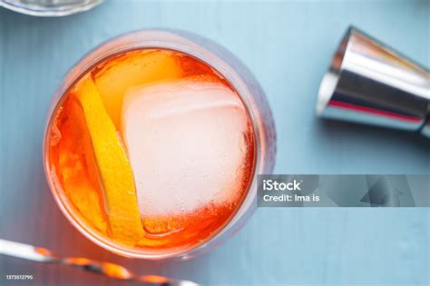 파란색 테이블에 장식으로 오렌지 조각과 고전적인 이탈리아식 식전나무 스프리츠 칵테일 유리 위쪽 보기 칵테일에 대한 스톡 사진 및 기타 이미지 Istock