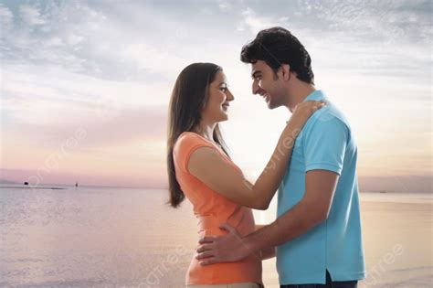해변에서 껴안은 사랑하는 젊은 부부의 모습 사진 배경 및 무료 다운로드를위한 그림 Pngtree