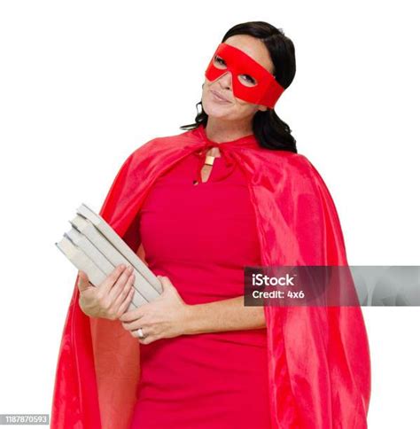 전면보기 1 인 허리까지 성인 아름다운 검은 머리 백인 여성 젊은 여성 학생 대학생 슈퍼 우먼 슈퍼 히어로 히로인 영웅 서 시원한 태도의 초상화 책 교과서를 들고 교육에