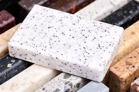 도자기 및 석기 인공 석재 사각형 샘플은 미래의 주방 외관 외관의 주방 조리대 위에 놓여 있습니다 석재 조리대를 위한 천연 화강암 대리석 석영의 샘플 석판 0명에 대한 스톡