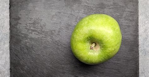 건강한 간식 건강한 삶 격리 과일 과즙이 많은 녹색 사과 농산물 시장 다이어트 단순한 단일 개체 더러운 데가 없는 돌 표면 둥근 디톡스 러스틱