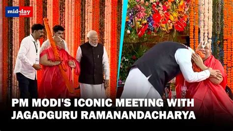 Pm Modi Meets Jagadguru Rambhadracharya Offers Prayers At Kanch