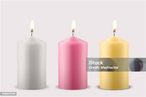 벡터 3d 현실적인 흰색 분홍색 노란색 주황색 파라핀 또는 넓은 왁스 굽기 파티 촛불 아이콘 세트의 불꽃이 있는 스파 촛불 세트 디자인 템플릿 전면 3차원 형태에 대한 스톡