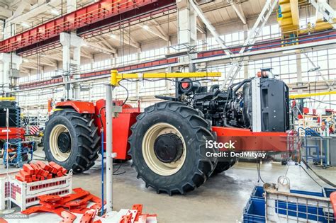 공장에서 산업 농업 기계를 조립하는 과정 수확기 또는 트랙터 생산 라인 0명에 대한 스톡 사진 및 기타 이미지 0명 Performing Arts Event 강철