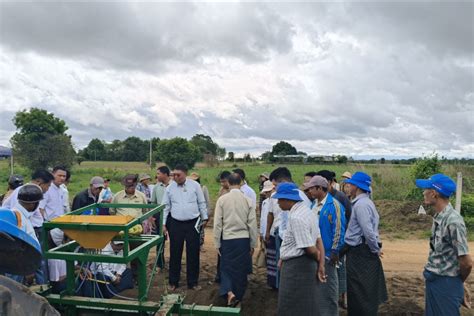 ပြည်မြို့နယ်၌ နှမ်းသီးနှံ ဘောင်ကြီးတင်စက်ကိရိယာဖြင့် စိုက်ပျိုးမှုကွင်းသရုပ်ပြပွဲကျင်းပ