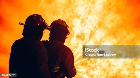 물과 소화기로 불길과 싸우는 용감한 소방관들 팀워크와 용기로 화재를 진압하는 소방관 강도 높은 소방 훈련 2명에 대한 스톡 사진 및 기타 이미지 Istock