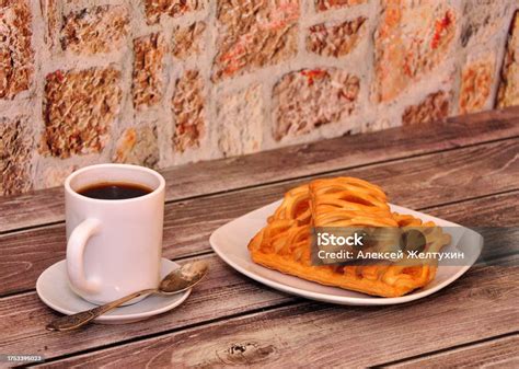 숟가락이 달린 접시에 커피 한 잔과 나무 테이블에 과일 잼이 든 빵 3 개가 달린 접시 가득 찬에 대한 스톡 사진 및 기타 이미지 가득 찬 갈색 갈색 배경 Istock