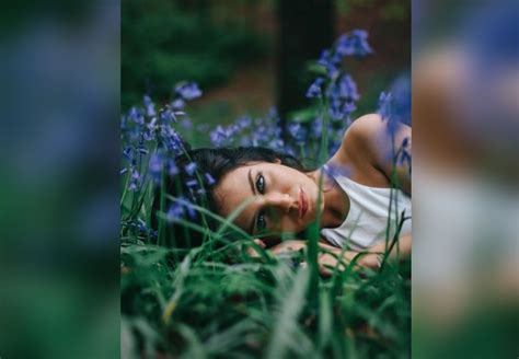 30 ژست عکاسی دخترانه در طبیعت نیمه شب مجله علمی هنری بهداشتی سرگرمی و