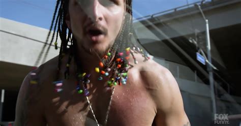 Auscaps Aaron Behr Shirtless In New Girl 5 17 Road Trip