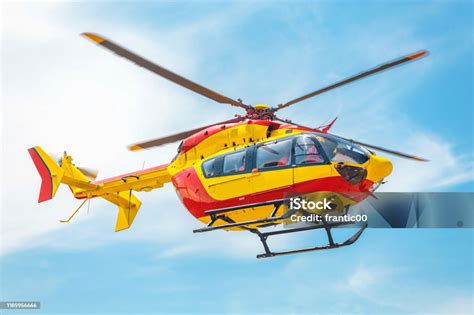 공중 구조 서비스 팀의 빨간색과 노란색 헬리콥터 0명에 대한 스톡 사진 및 기타 이미지 0명 건강관리와 의술 검색 Istock