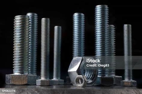 다양한 크기의 볼트와 육각 너트는 금속 표면에 배치됩니다 다양한 클로즈업 0명에 대한 스톡 사진 및 기타 이미지 0명 강철 개선 Istock