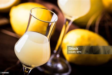 리몬 첼로 신 달콤한 이탈리아 레몬 리큐어 전통적인 강한 알코올 음료 복사 공간 선택적 초점 0명에 대한 스톡 사진 및 기타 이미지 Istock