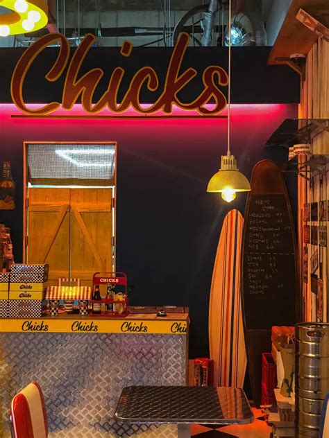 휴양지 컨셉의 자유로운 분위기 12평 펍 인테리어 인천 중구 중산동