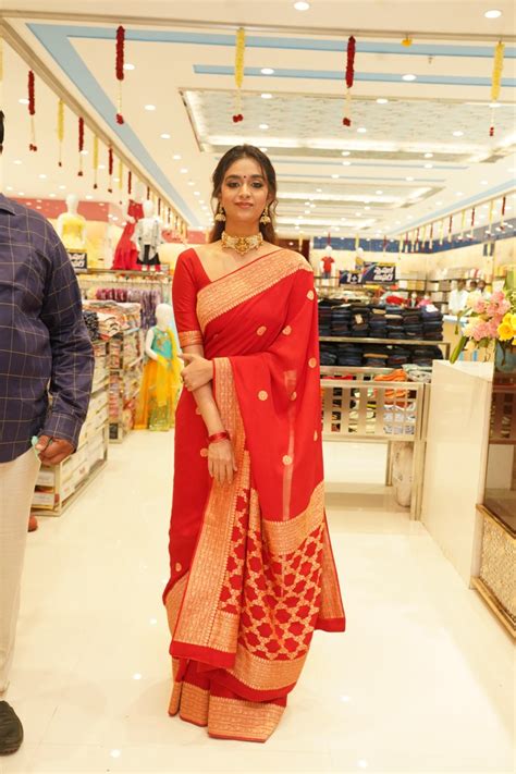Keerthy Suresh In Traditional Red Saree South Indian Actress
