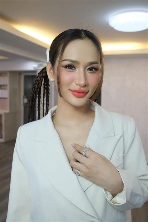 កាន់តែច្បាស់ ពិធីការិនី យ៉ែម ស្រីពេជ្រ បង្ហោះវីដេអូបែបស្វីតៗ ជាមួយពូណុយ ក្រោយល្បី