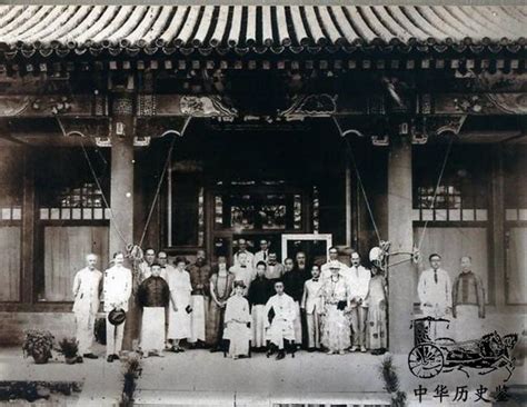 直擊末代皇帝溥儀大婚場景：軍警護衛，花轎寒酸，圖七是大婚喜床 每日頭條