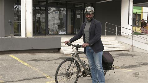 Povestea Lui Paul Medicul Camerunez De La Oradea Care Vine La Spital Cu Bicicleta Oradea Ro