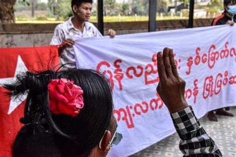 ပြန်လည်စုရုံး နှစ်ခြောက်လုံး ၊ ကျေးလက်ပုန်ကန် မြို့ပြဖီဆန် ကြွေးကြော်သံများဖြင့် ဖက်ဆစ် စစ်တပ
